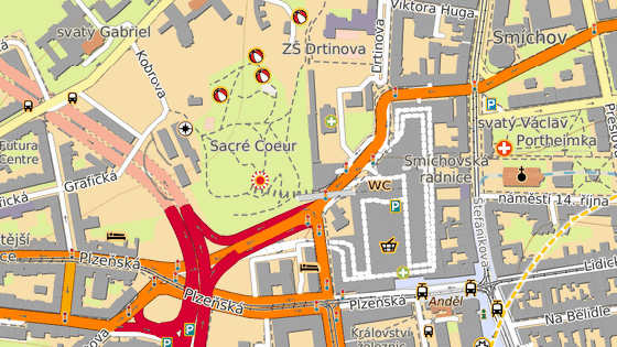 Na budově OC Nový Smíchov se uvolnil panel, zavadil o něj náklaďák s ...