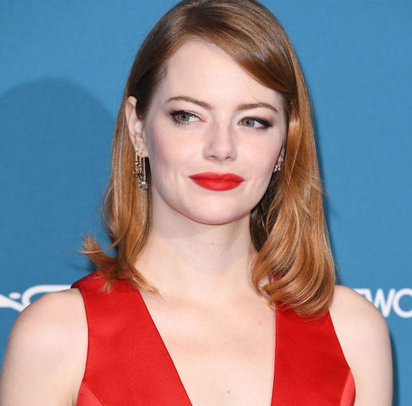 Haló, haló, už se můžete podívat na prs Emmy Stone v novém filmu ...