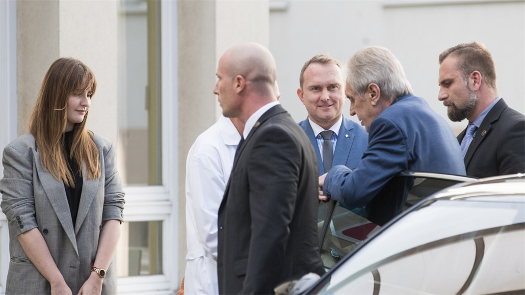 Prezident Zeman nastoupil do nemocnice: Doprovodila ho dcera Kate se ...