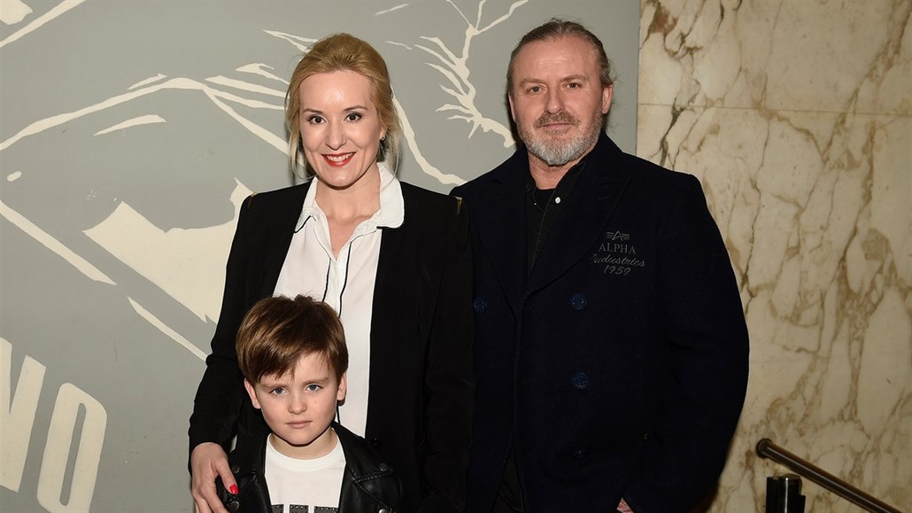 Léto pod dohledem: Místo turné a mejdanů s Kabáty Pepa Vojtek sekal ...