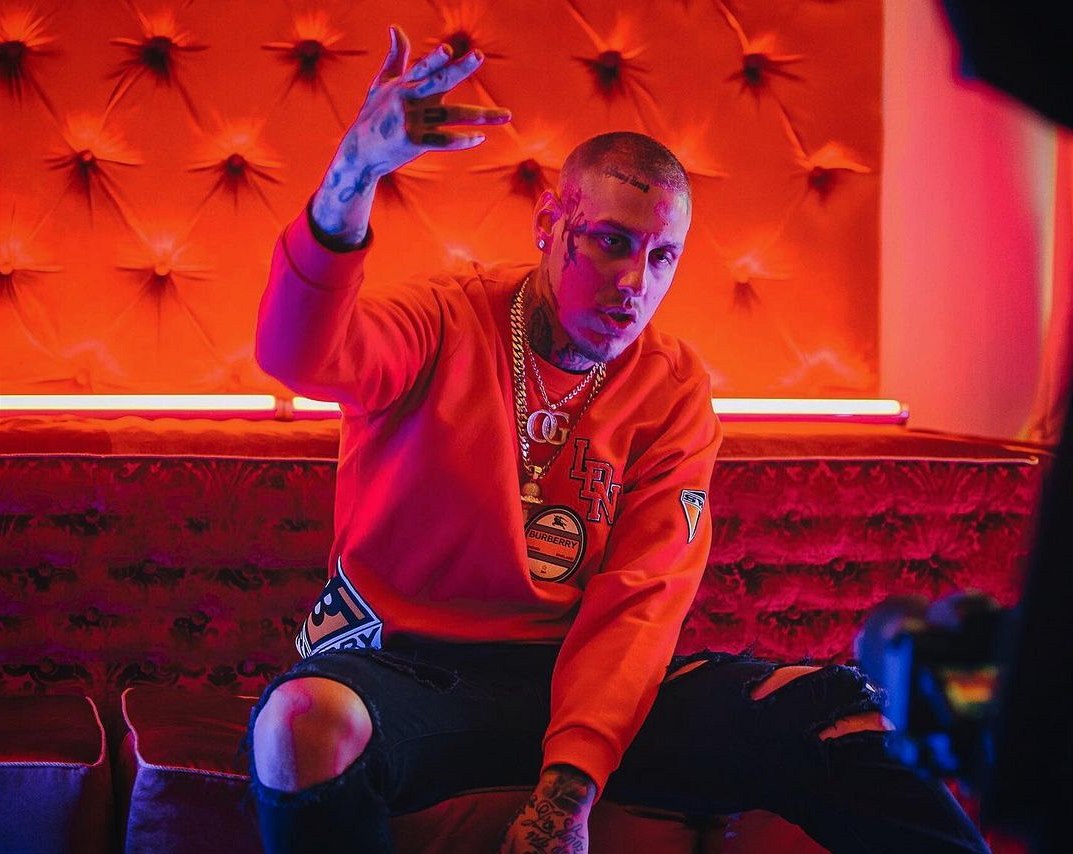 Fotogalerie: Slovenský raper reklamou na rohlík se salámem překvapil ...