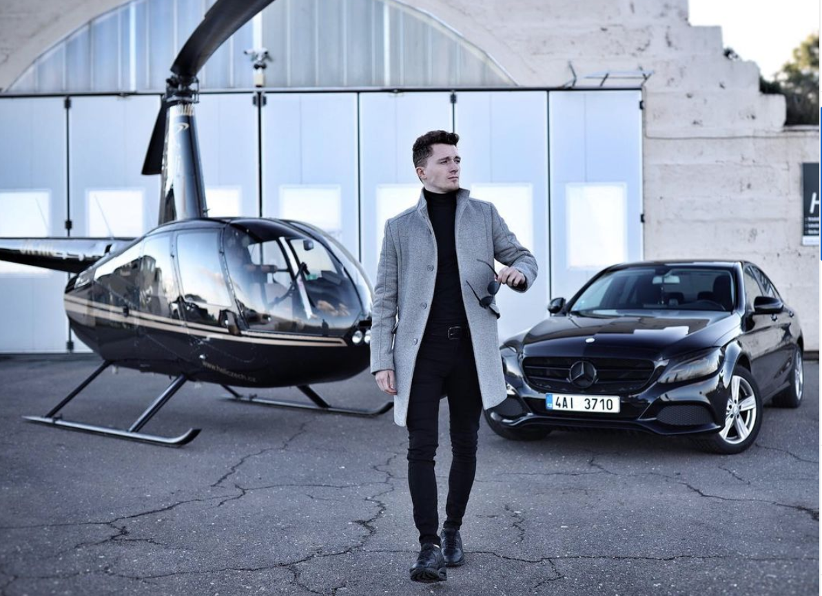 Fotogalerie: Vojta Doubek jde z večírku na večírek a chlubí se tím na ...