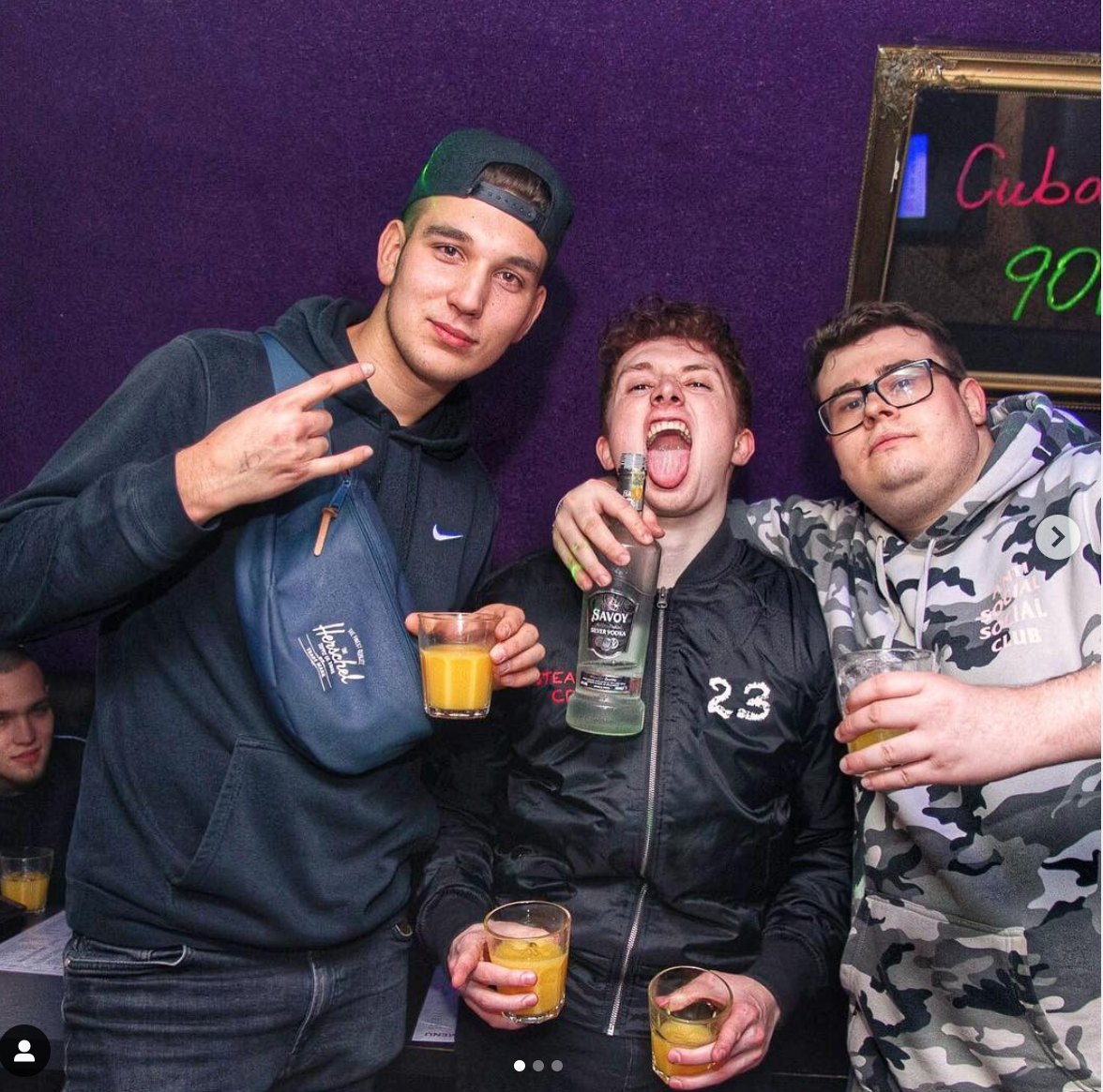 Fotogalerie: Vojta Doubek jde z večírku na večírek a chlubí se tím na ...