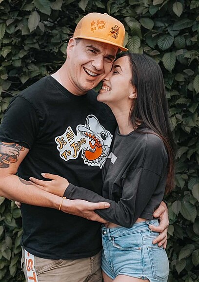 Tohle je „paní Adolfeenová“. Dominik Turza ukázal sexy učitelku, která ...