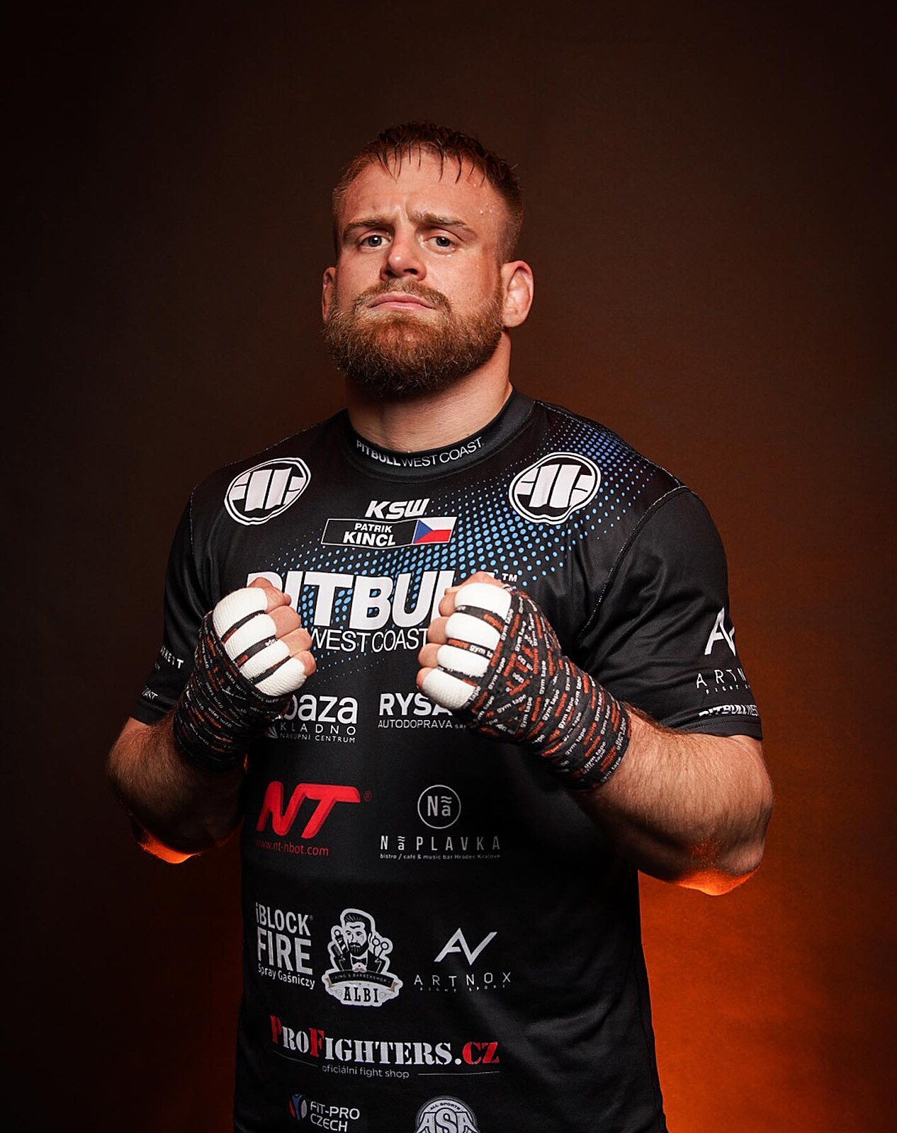 Fotogalerie: Takto se bojovalo prakticky celý zápas. Na zemi a podle ...