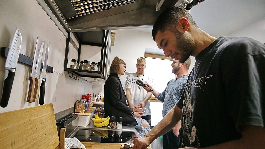 Emancipace v Like Housu 3: Pánové se pachtí s hamburgery, dámy s párky ...