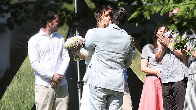 Manželka Vojty Kotka popřála herci k narozeninám fotkou syna - iDNES.cz