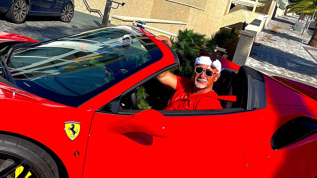 Luxusní saně miliardáře Chlada: Stromek si vezl ve ferrari! Na Vánoce ...