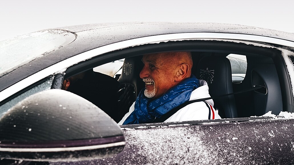 Vánoční drift miliardáře Chlada! Nejrychlejší sporťák Chiron testoval ...