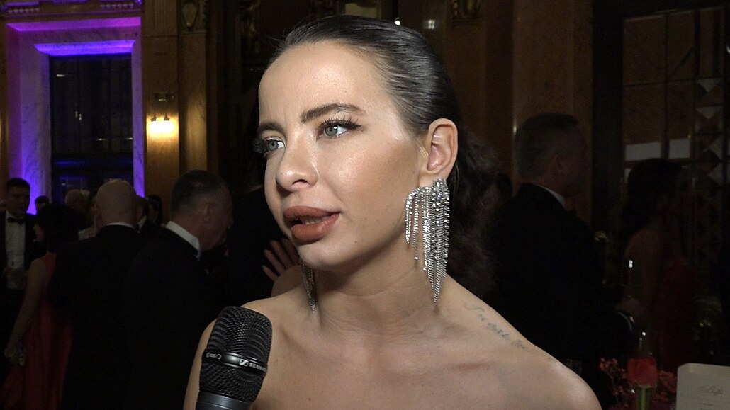 Návrhářka Debbie Brown radí, v čem letos na ples: Nebojte se ničeho a ...