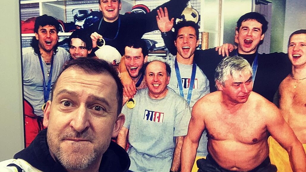 Punk při Naganu: Shakespeara jsme hráli s vlajkami a hokejkami, směje ...