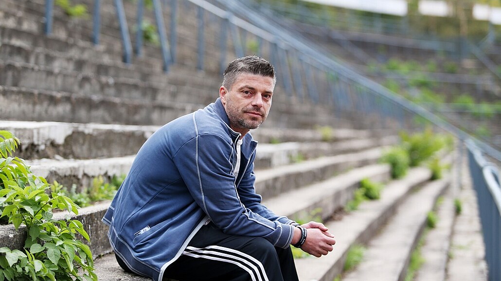 Chtěl skočit pod vlak, ničil ho chlast, teď maká v hotelu! Drsný příběh fotbalisty Pacandy ...