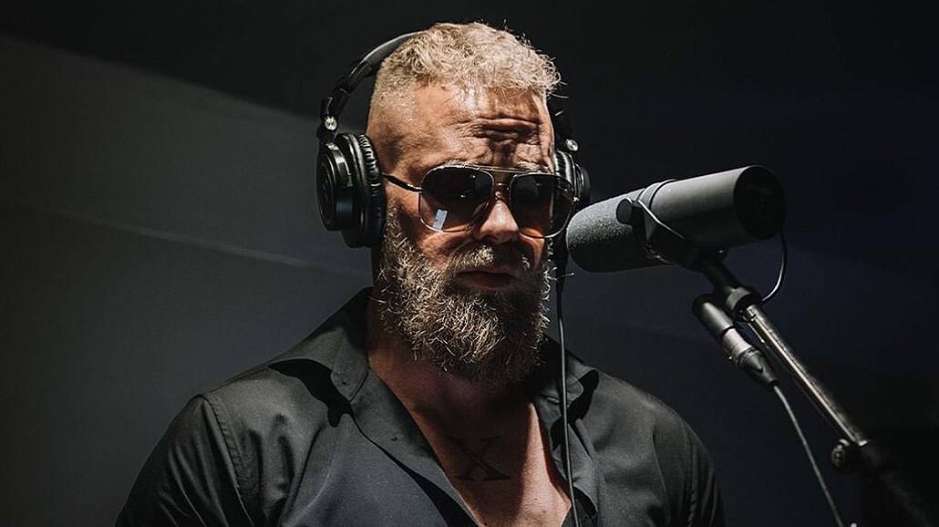 Drahé hodinky, vila v Miami, jachta v Dubaji. Nová hudba Marcuse ...