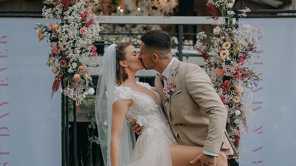 Laura a Martin z Love Islandu se vzali. A gratulace to byla dvojitá ...