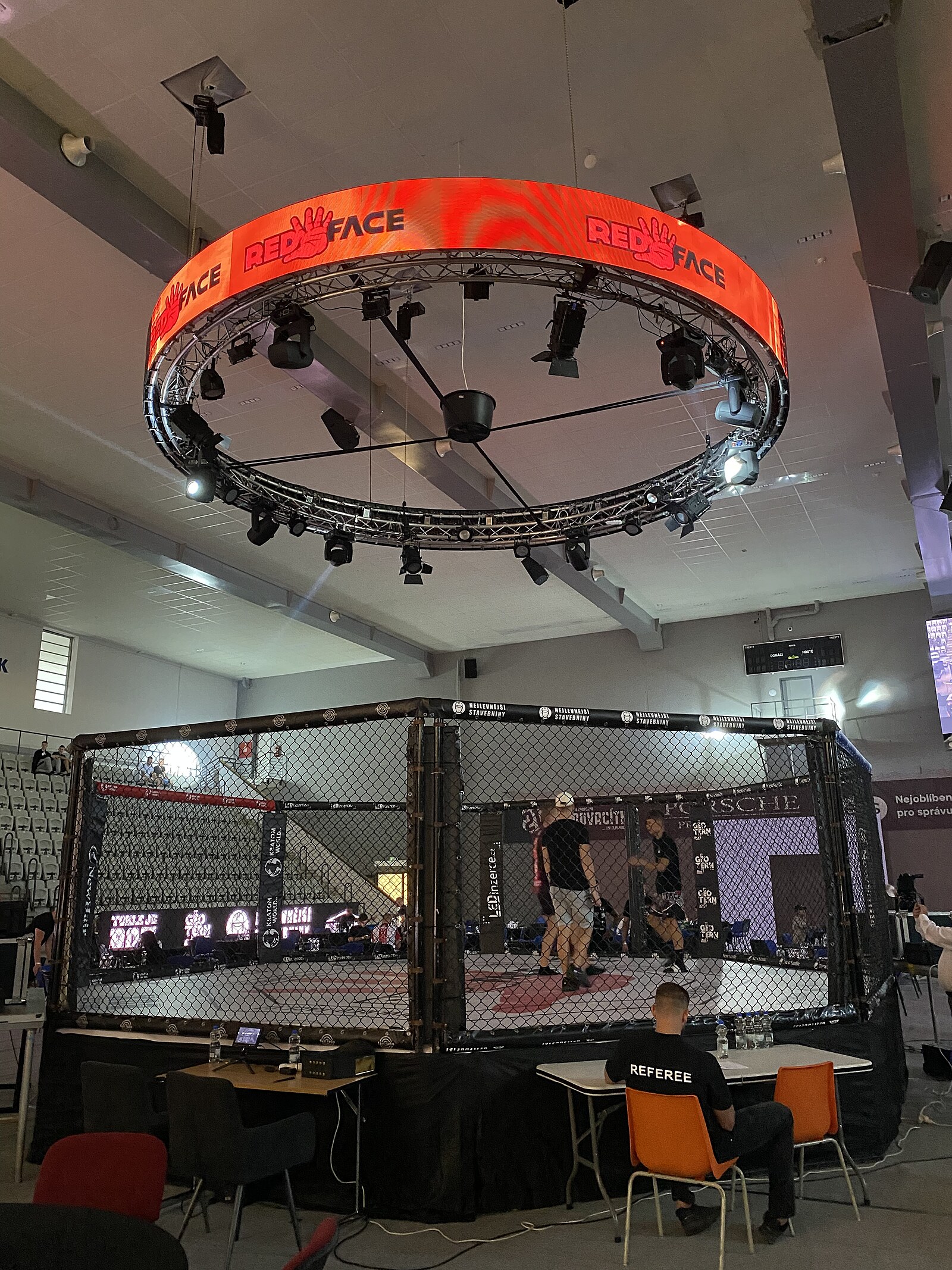 Fotogalerie: Jan Kulas se zasnoubil s Shopaholic Adel.