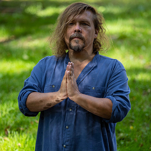 Ezo plky o rakovině a otravný digitální čmelák: Je Vachlerův nový film ...