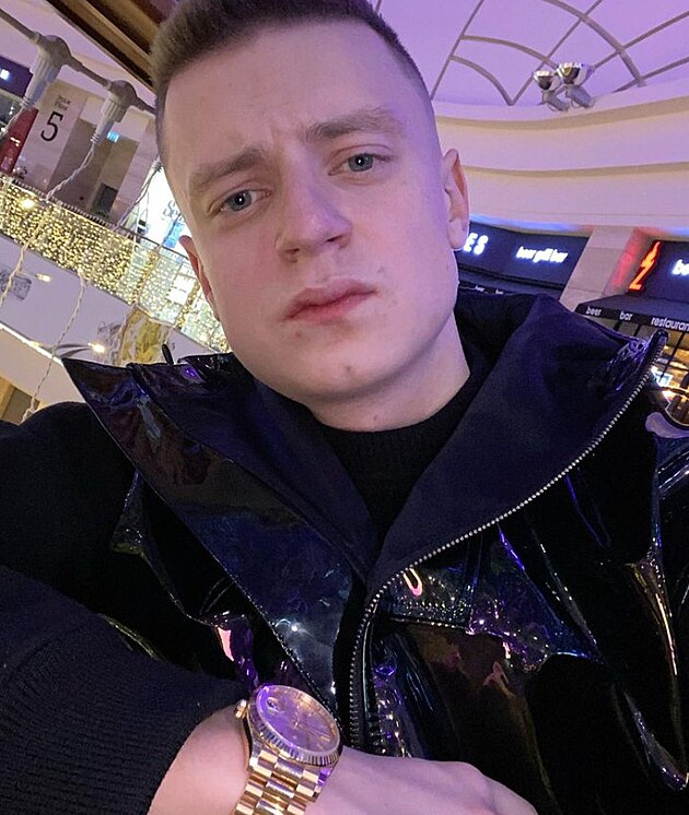 Fotogalerie: Šílený streamer Mellstroy napadl modelku.