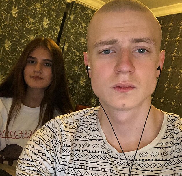 Fotogalerie: Šílený streamer Mellstroy napadl modelku.