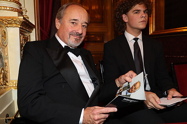 Fotogalerie: Viktor Preiss dorazil s manželkou Janou.