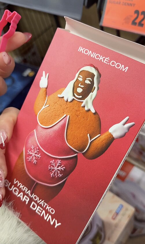 Fotogalerie: Sugar Denny s přítelem zdobí vánoční stromek