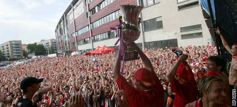 Eden slaví, Slavia završila sezonu snů ziskem titulu - iDNES.cz