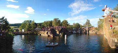 Jump! Skokani do vody se utkali v zatopeném lomu - iDNES.cz