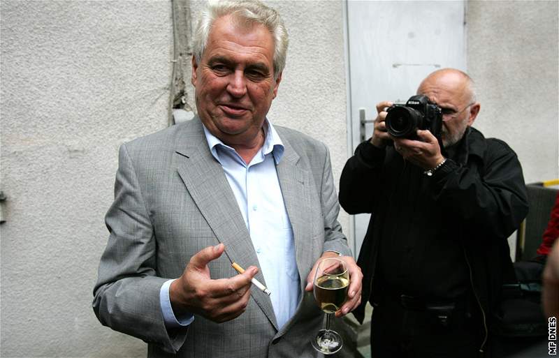 Zemanovci otevřeli kancelář, chtějí svého guru na Hradě - iDNES.cz