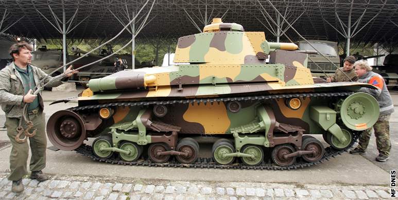 Do Česka se vrátil tank, který přežil okupaci i Hitlera - iDNES.cz