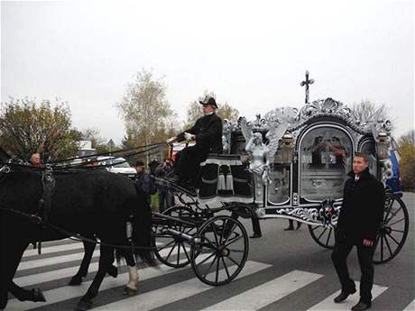 Podívejte se na kočár tažený koňmi, ve kterém vezli rakev - iDNES.tv
