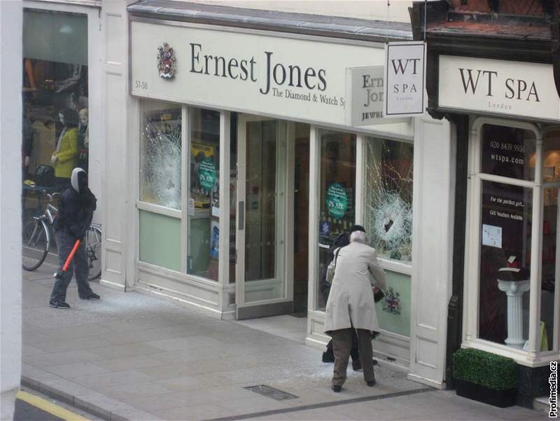 Důchodce překazil krádež v klenotnictví, strhl pachateli kuklu - iDNES.cz