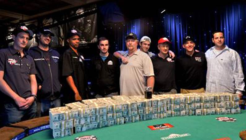 Darvin Moon chipleaderem na finálovém stole WSOP - iDNES.cz