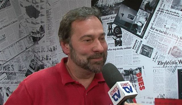 Radek John čte iDNES.cz na vlastní oči a Zlata prý dobře vydělává ...