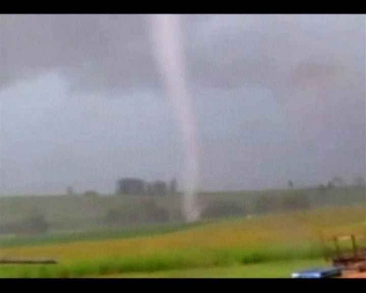 VIDEO: Australská rodina sledovala, jak jí tornádo ničí pole - iDNES.cz