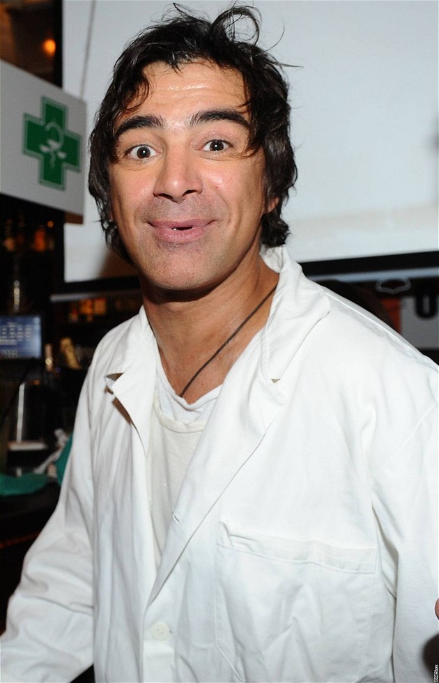 Sagvan Tofi si zpřetrhal vazy, na večírek se ale přibelhal - iDNES.cz