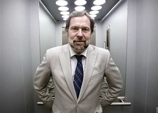 John: Langer má v policii stále své lidi, ale na oběd ať si chodí s kým ...