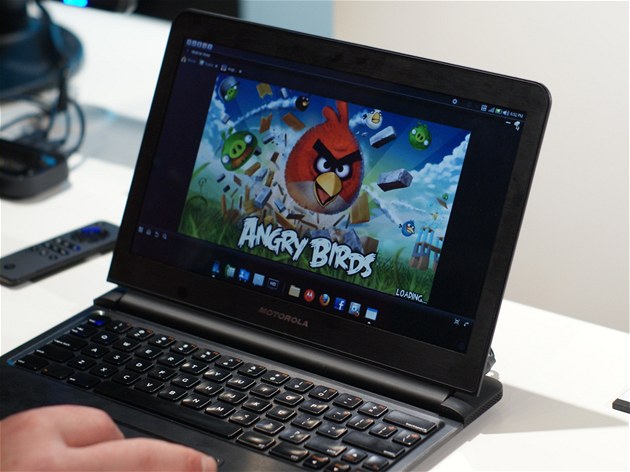 Proměna mobilu na netbook. Motorola Atrix s dokovací stanicí to dokáže ...