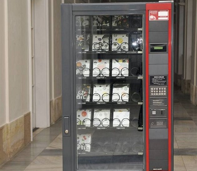 Skvělou výstavou může být i jeden automat, který rozbíjí cédéčka - iDNES.cz