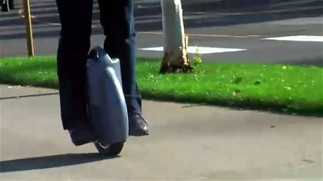Nový "segway" stojí jen 27 000 Kč. Chybí mu držadlo a jedno kolo - iDNES.cz