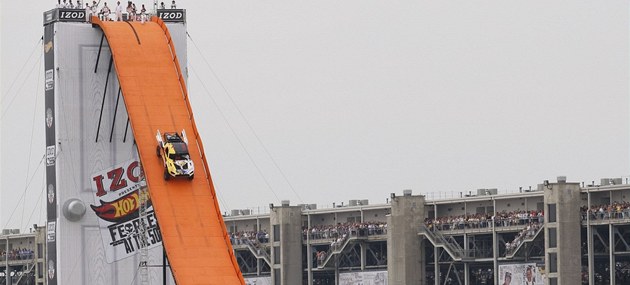 VIDEO: James Bond by koukal. Kaskadér letěl autem 100 metrů - iDNES.cz