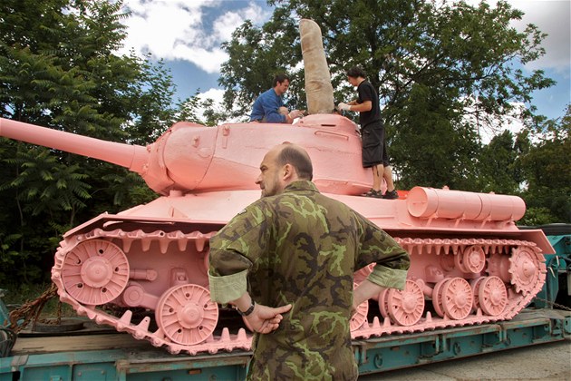 Růžový tank zakotvil na pontonu pod Hradčany - iDNES.cz