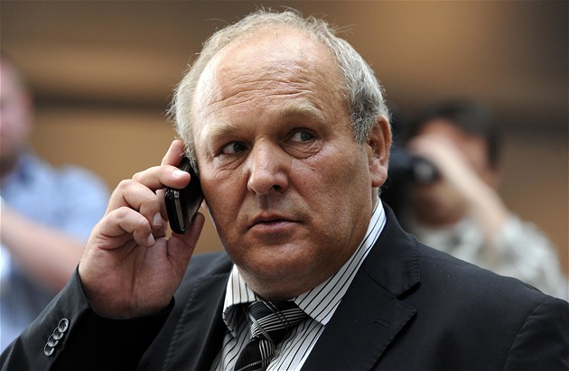 Huml zveřejnil historku o penězích pro reportéra Johna, ten ho žaluje ...