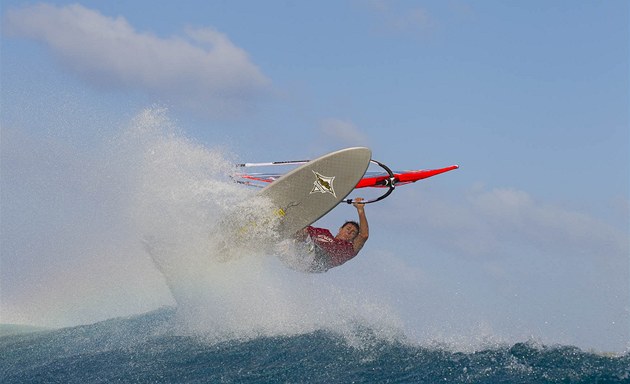 Video: Super windsurfer Jason Polakow řádil v Tichomoří - iDNES.cz