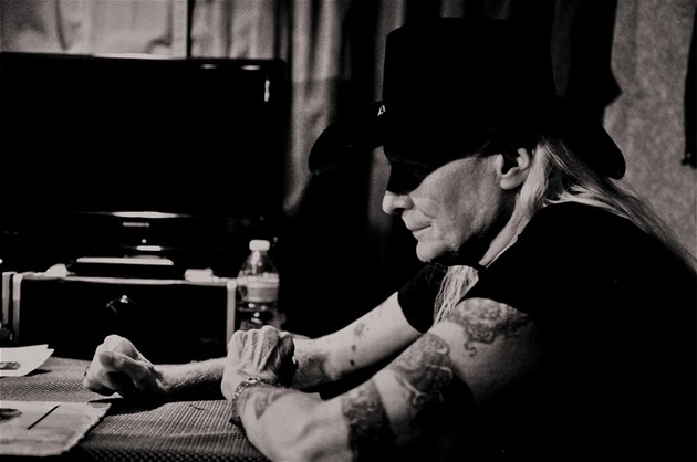 Do Česka se vrací Johnny Winter. Bude prý hrát i z nové desky Roots ...