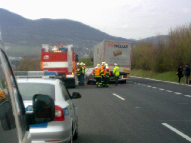 Tragická nehoda kamionu a osobního auta blokovala dálnici D8 u Lovosic ...