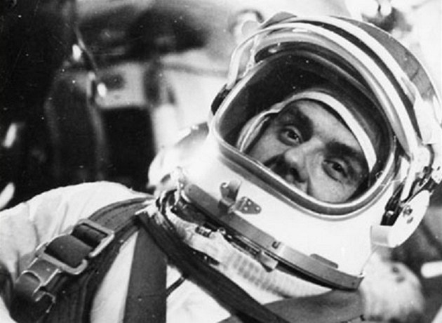 Fotogalerie: Vladimir Komarov nacvičoval práci v beztížném stavu ve ...