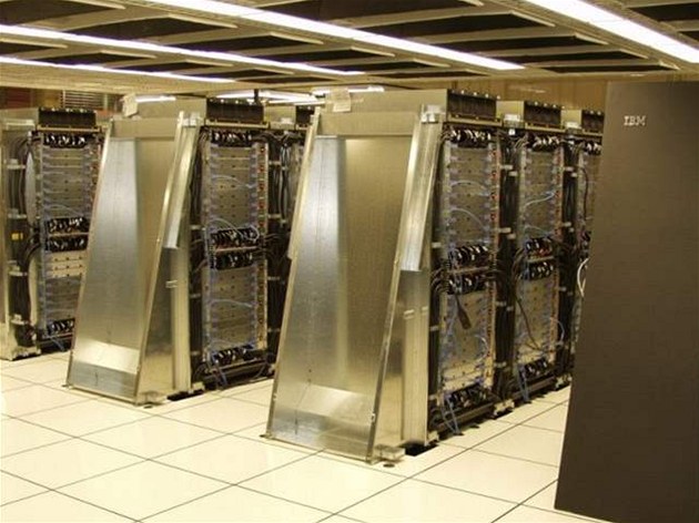 Počítač IBM poprvé překonal hranici biliardu operací za sekundu - iDNES.cz