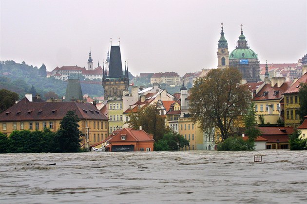 Povodně 2002: Kulminující Vltava roztřásla Karlův most - iDNES.cz