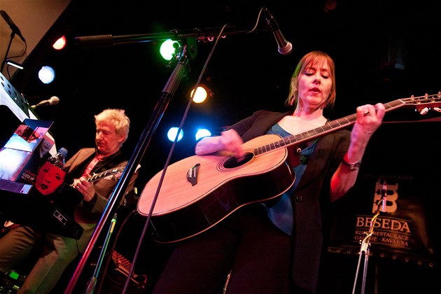 GLOSA: Písně Suzanne Vega si žijí mimo dobové tanečky - iDNES.cz