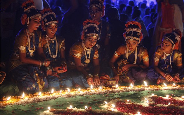 OBRAZEM: Hinduisté oslavovali úplněk koupelí v Ganze i hrátkami s ohněm ...