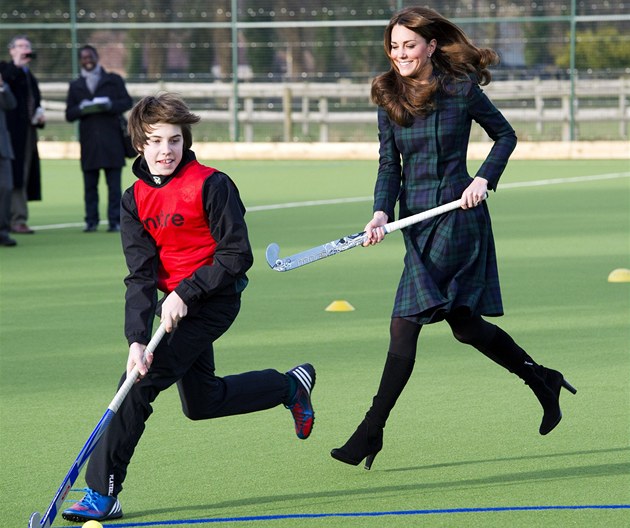 VIDEO: Takhle válí Kate Middletonová, hokej si zahrála v podpatcích ...